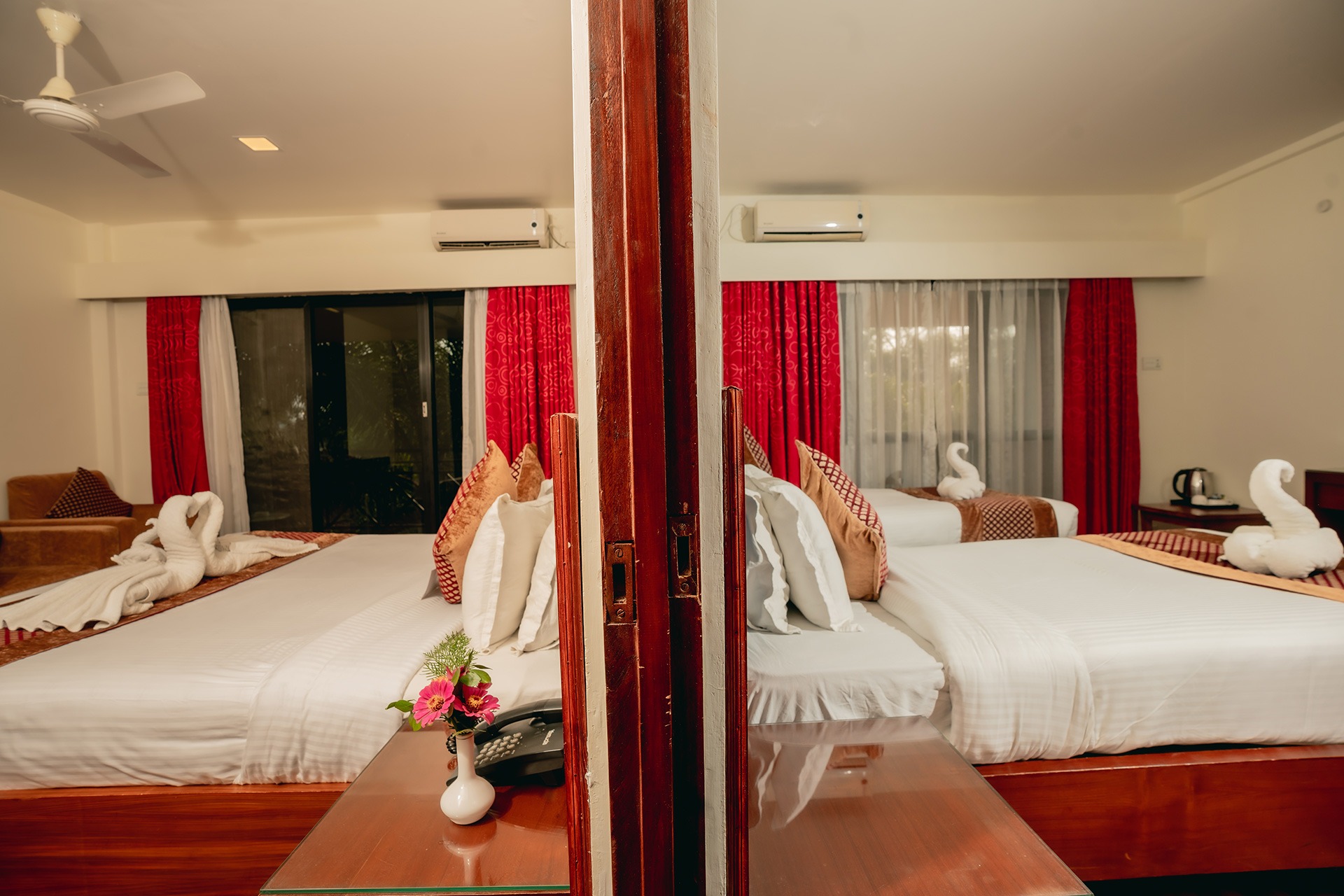 Book Now - Hotel Jungle Crown - Sauraha